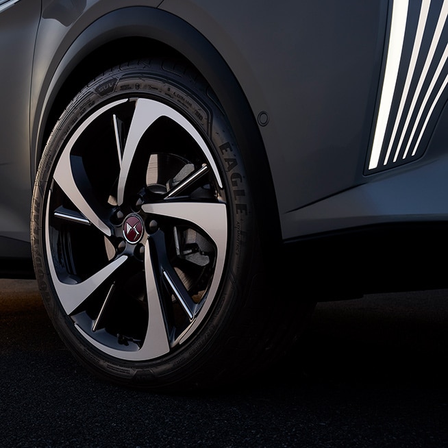 New DS 7 Performance Line: daring and elegant plug-in hybrid SUV