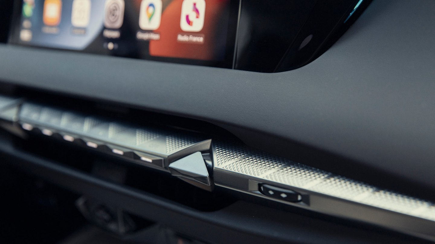 DS 4: compact plug-in hybrid sedan | DS Automobiles
